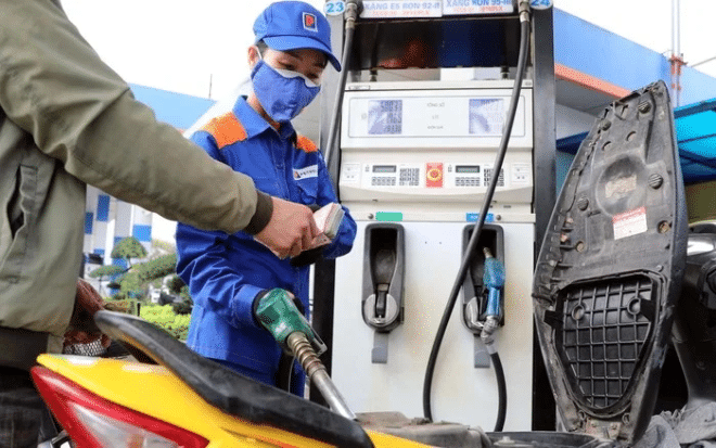 Chủ xe đạp ga bỏ đi ngay sau khi đổ xăng, nhân viên ai cũng mừng thầm ...